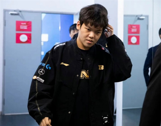 【英雄联盟】让他装到了，RNG赢TT后，特地给对手拍了个键盘打“脸”视频-3楼猫