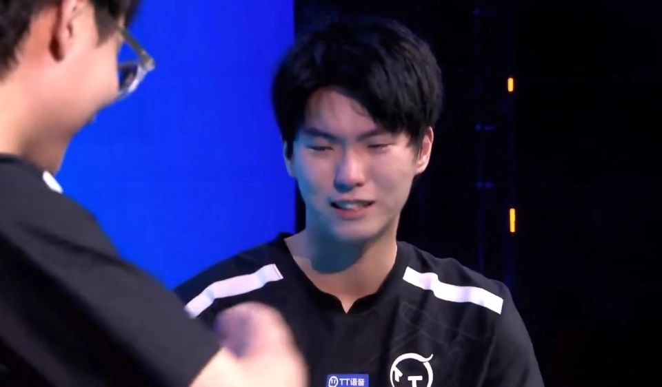 【英雄联盟】LPL韩援突然下跪，现场感谢观众，TT拿下连胜，EDG和Uzi成充电宝-3楼猫