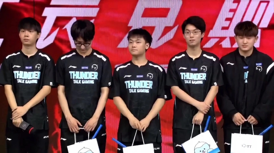 【英雄联盟】LPL韩援突然下跪，现场感谢观众，TT拿下连胜，EDG和Uzi成充电宝-3楼猫