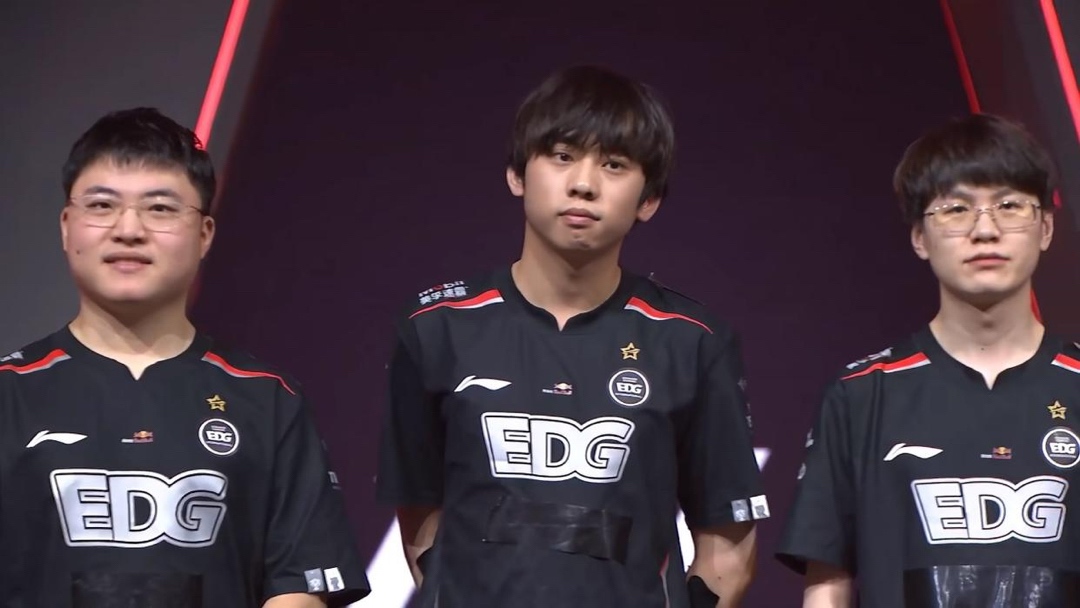 【英雄联盟】Uzi首次淘汰OMG，赛后绷不住哭了，第四局压力拉满，处于崩溃边缘-3楼猫