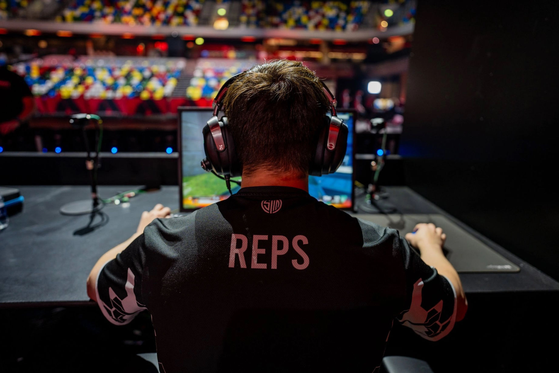 【Apex 英雄】[ALGS] 选手入场调试设备 MDYW座位在舞台正中间 小组赛最终跳点-3楼猫